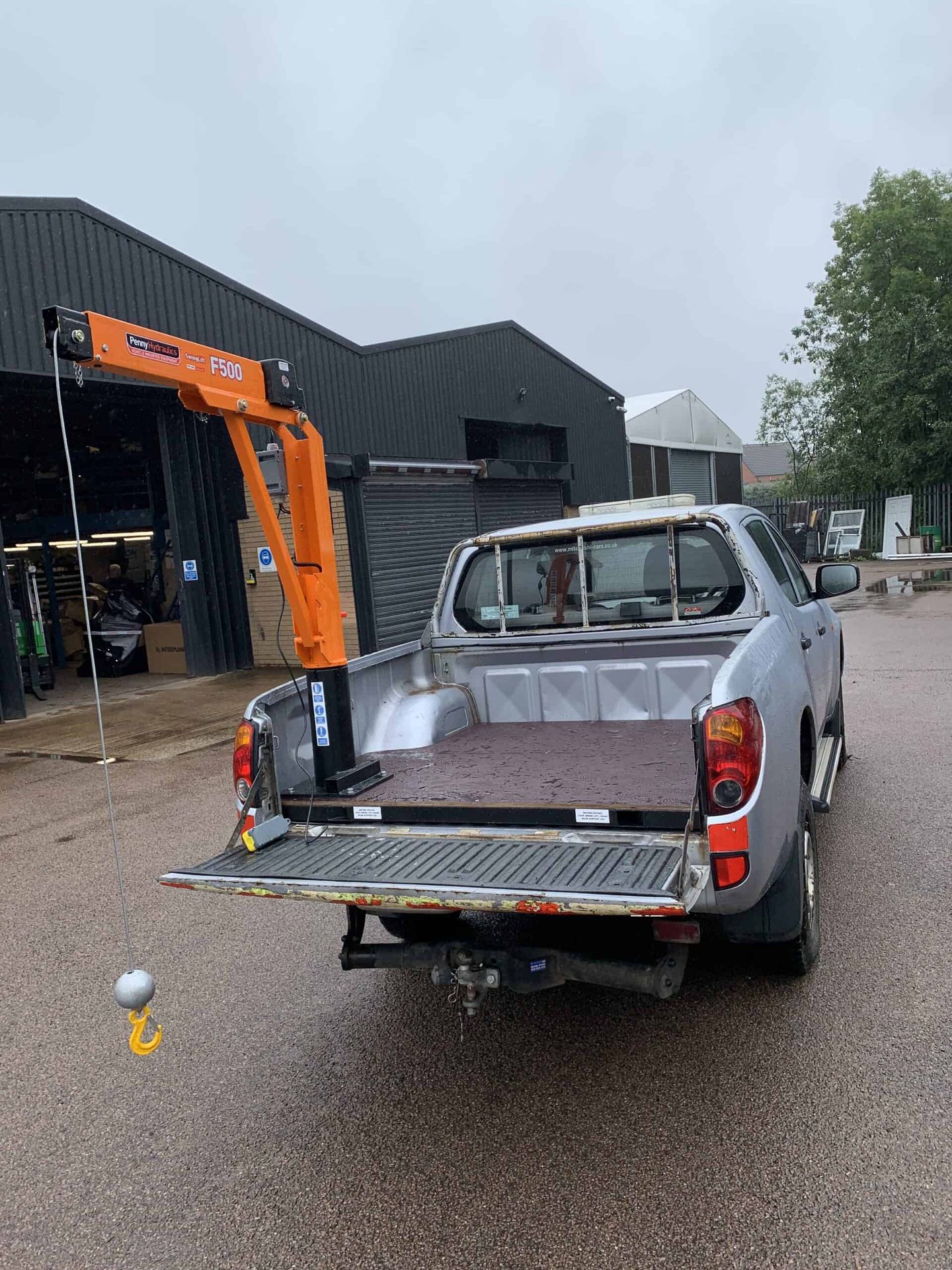 Potences de levage pour véhicules utilitaires – bras pivotants | Equip